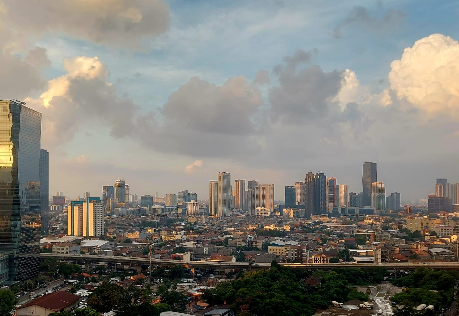 Perjalanan Langit Jakarta dari Matahari Terbit hingga Terbenam - MulaMula